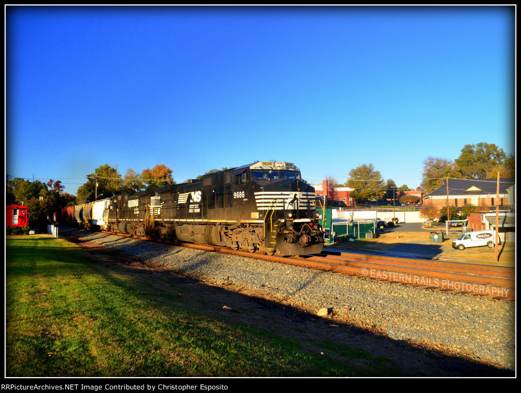 NS 9-40CW 9686 leads 337 down the R Line